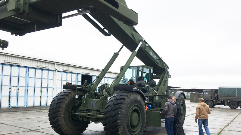 Armáda obdrží další 2 kontejnerové terénní zakladače Kalmar RT240 ...