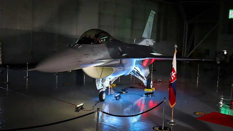 Na letecké základně v Arizoně přistála první slovenská stíhačka F-16 ...