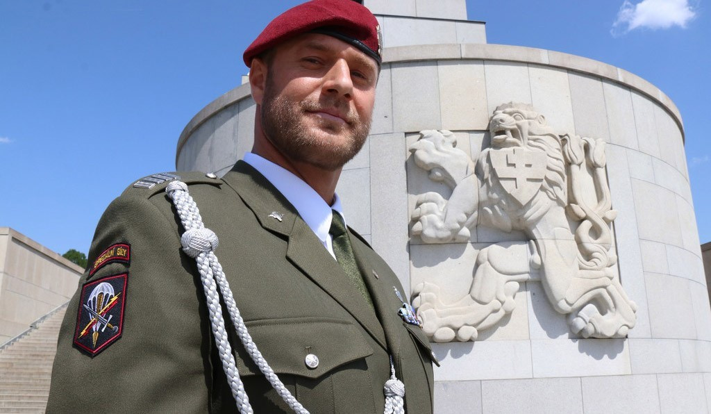 Vrchní praporčík AČR Peter Smik se ostře ohradil proti článku v ...