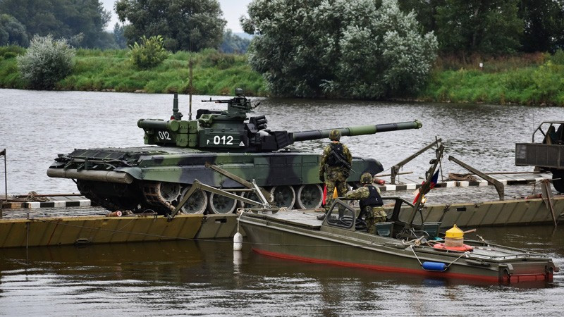 Ženisté převáželi tanky přes Labe | CZDEFENCE - czech army and defence ...